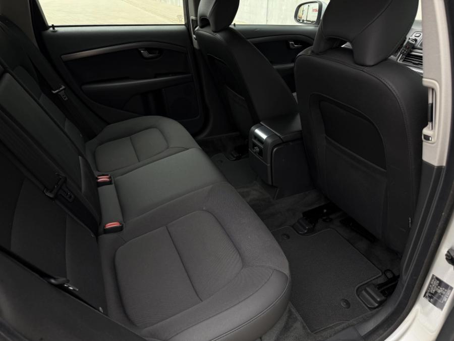 Pelēks Volvo V70 2015 Rīga, ar dzinēja tilpumu 2.00 L un nobraukumu 237 tūkst. km par 6690 €, foto 11 vietnē AUTOMOTO.COM.LV