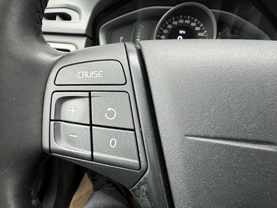 Pelēks Volvo V70 2015 Rīga, ar dzinēja tilpumu 2.00 L un nobraukumu 237 tūkst. km par 6690 €, foto 18 vietnē AUTOMOTO.COM.LV