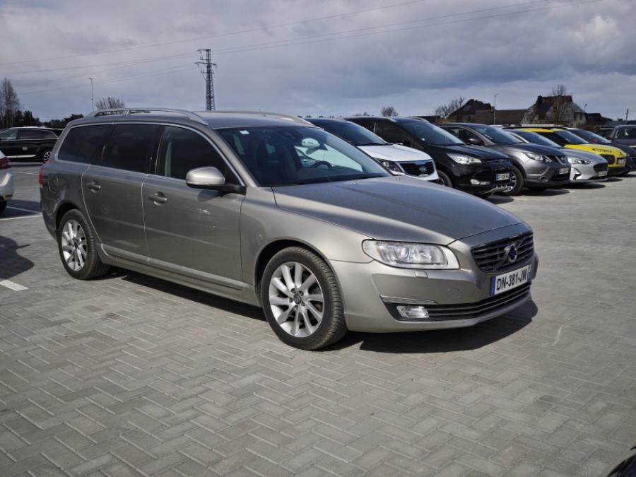Grey Volvo V70 2015 in Riga, with an engine capacity of 2.00 L and mileage of 275 thousand km for 7990 €, photo 3 on AUTOMOTO.COM.LV