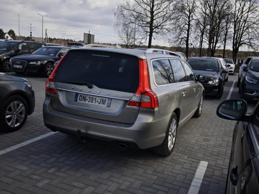 Grey Volvo V70 2015 in Riga, with an engine capacity of 2.00 L and mileage of 275 thousand km for 7990 €, photo 4 on AUTOMOTO.COM.LV