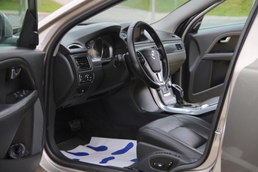 Grey Volvo V70 2015 in Riga, with an engine capacity of 2.00 L and mileage of 275 thousand km for 7990 €, photo 11 on AUTOMOTO.COM.LV