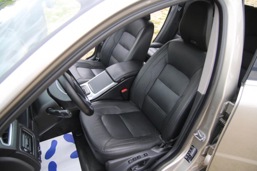Grey Volvo V70 2015 in Riga, with an engine capacity of 2.00 L and mileage of 275 thousand km for 7990 €, photo 12 on AUTOMOTO.COM.LV