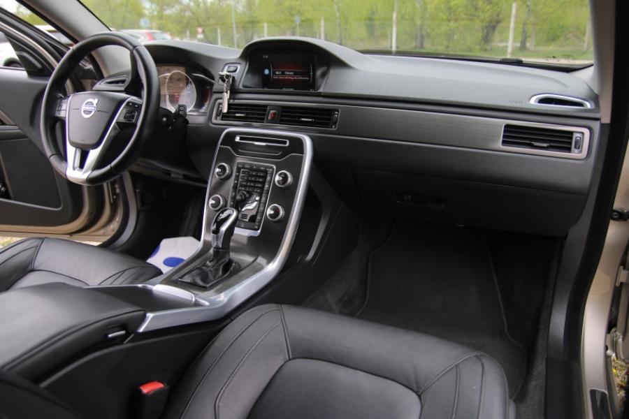 Grey Volvo V70 2015 in Riga, with an engine capacity of 2.00 L and mileage of 275 thousand km for 7990 €, photo 14 on AUTOMOTO.COM.LV