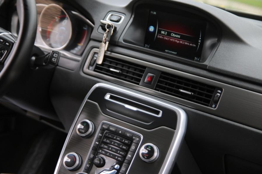 Grey Volvo V70 2015 in Riga, with an engine capacity of 2.00 L and mileage of 275 thousand km for 7990 €, photo 15 on AUTOMOTO.COM.LV