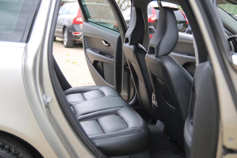 Grey Volvo V70 2015 in Riga, with an engine capacity of 2.00 L and mileage of 275 thousand km for 7990 €, photo 16 on AUTOMOTO.COM.LV