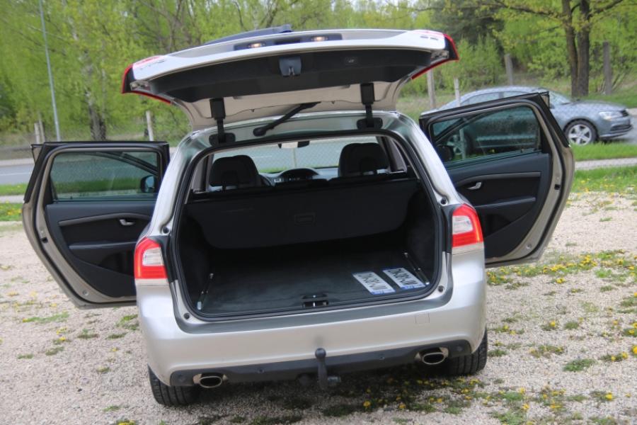 Grey Volvo V70 2015 in Riga, with an engine capacity of 2.00 L and mileage of 275 thousand km for 7990 €, photo 17 on AUTOMOTO.COM.LV