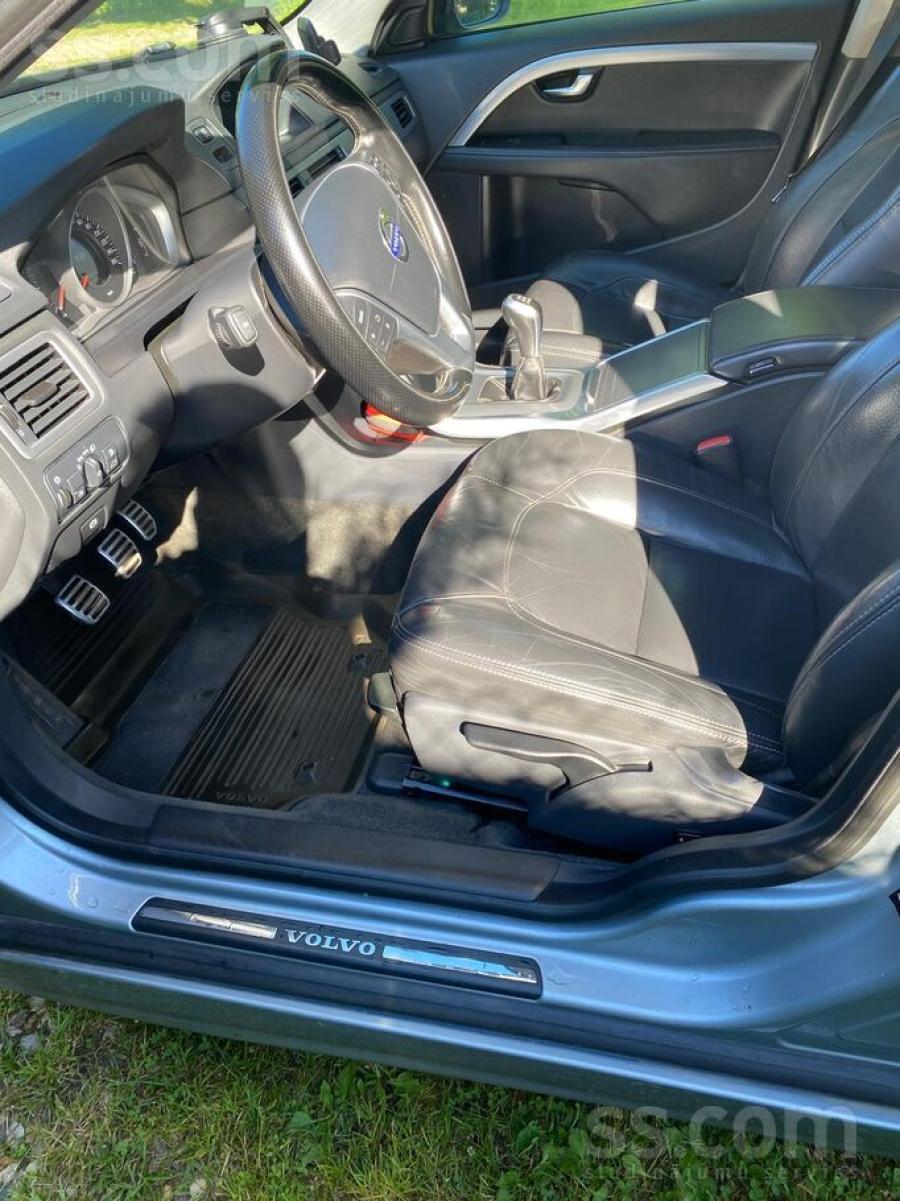 Grey Volvo V70 2015 in Daugavpils, with an engine capacity of 2.00 L and mileage of 317 thousand km for 5200 €, photo 10 on AUTOMOTO.COM.LV