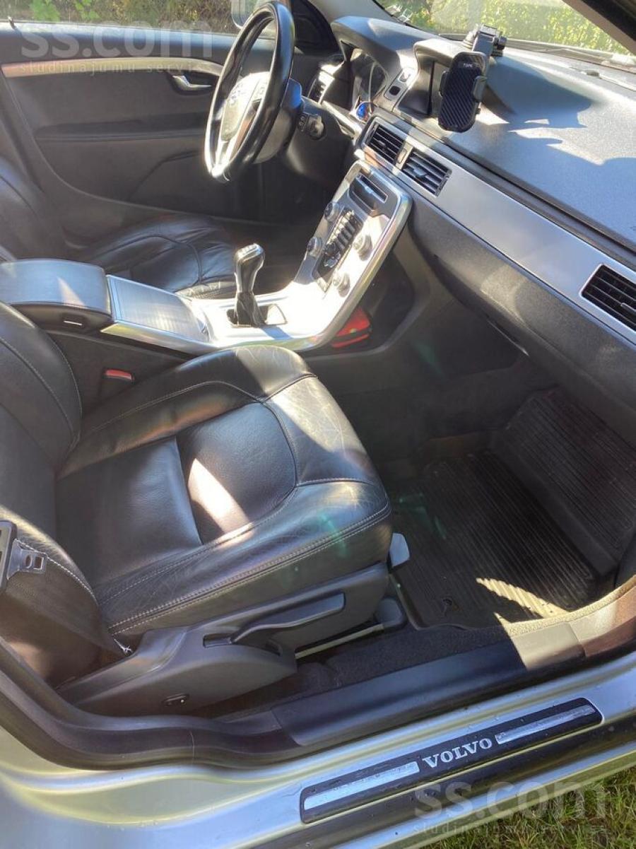Grey Volvo V70 2015 in Daugavpils, with an engine capacity of 2.00 L and mileage of 317 thousand km for 5200 €, photo 14 on AUTOMOTO.COM.LV