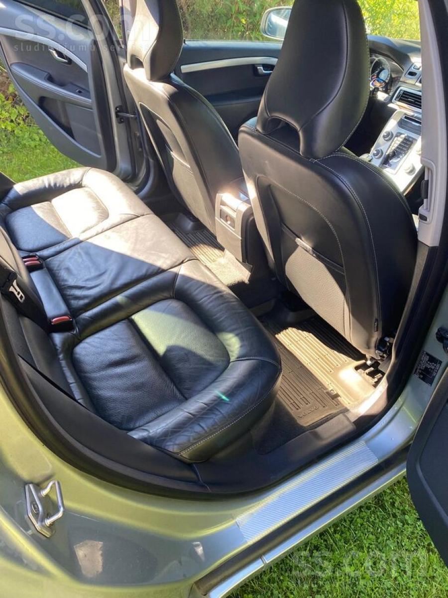Grey Volvo V70 2015 in Daugavpils, with an engine capacity of 2.00 L and mileage of 317 thousand km for 5200 €, photo 15 on AUTOMOTO.COM.LV