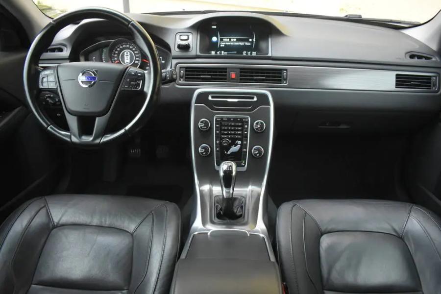 Pelēks Volvo V70 2015 Talsi, ar dzinēja tilpumu 2.00 L un nobraukumu 245 tūkst. km par 5400 €, foto 8 vietnē AUTOMOTO.COM.LV