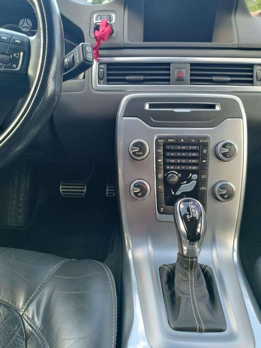 Grey Volvo V70 2015 in Varena, with an engine capacity of 1.98 L and mileage of 310 thousand km for 7150 €, photo 16 on AUTOMOTO.COM.LV