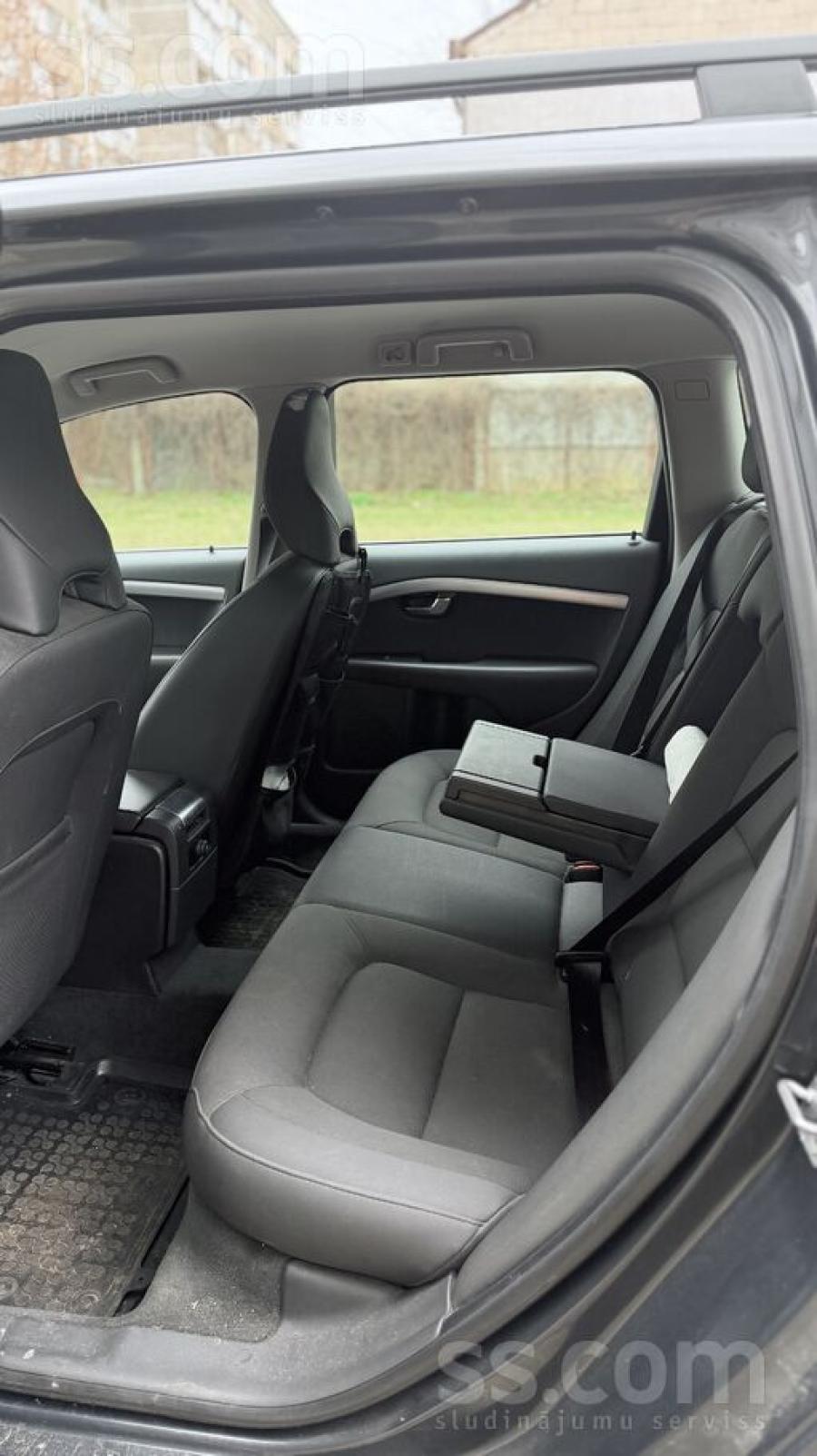 Grey Volvo V70 2015 in Riga, with an engine capacity of 2.00 L and mileage of 246 thousand km for 7300 €, photo 6 on AUTOMOTO.COM.LV