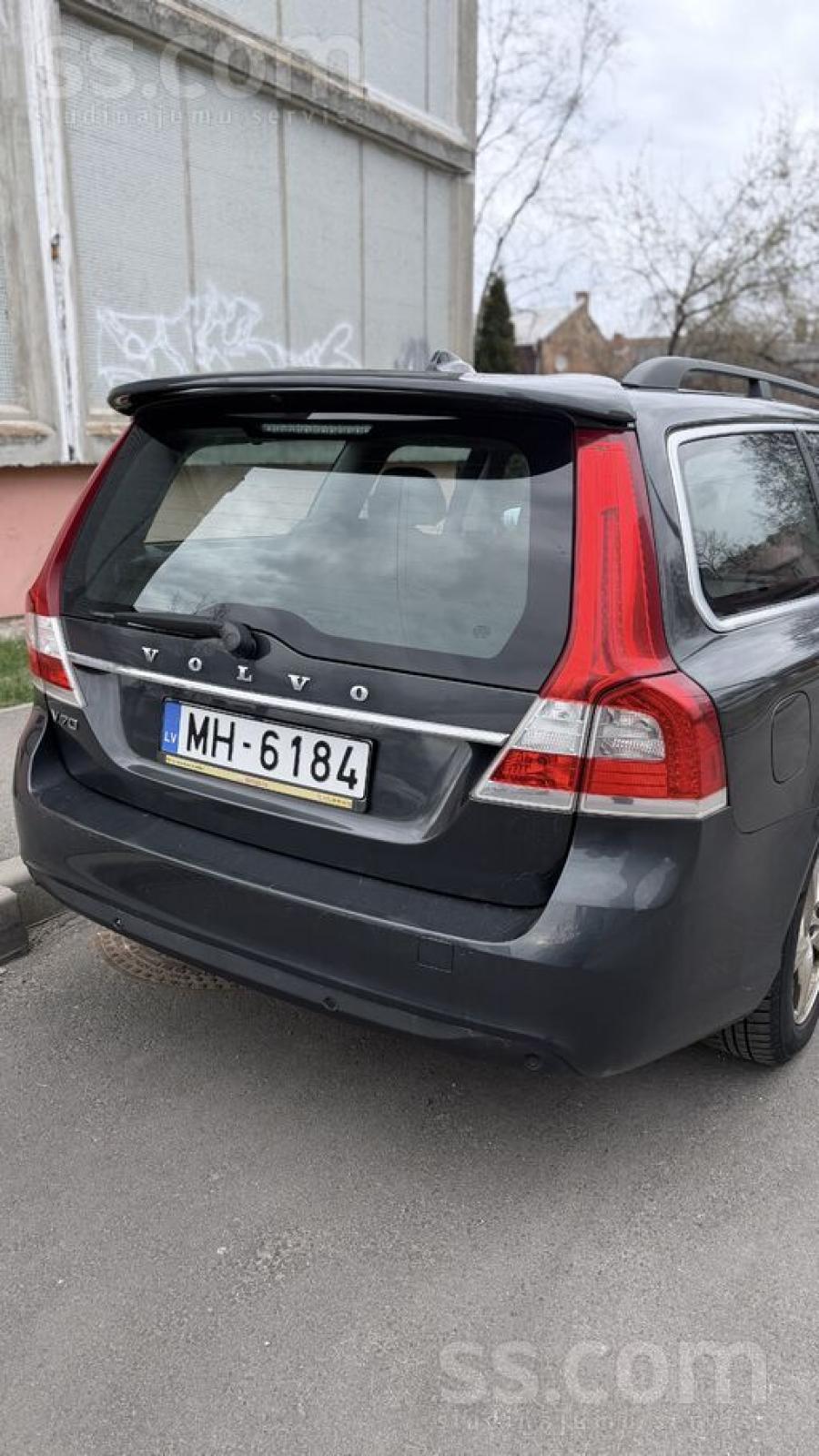 Grey Volvo V70 2015 in Riga, with an engine capacity of 2.00 L and mileage of 246 thousand km for 7300 €, photo 7 on AUTOMOTO.COM.LV