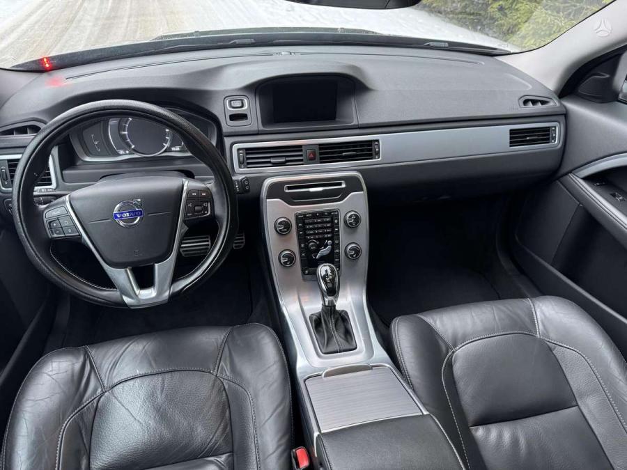 Pelēks Volvo V70 2016 Alīta, ar dzinēja tilpumu 1.98 L un nobraukumu 274 tūkst. km par 7750 €, foto 25 vietnē AUTOMOTO.COM.LV