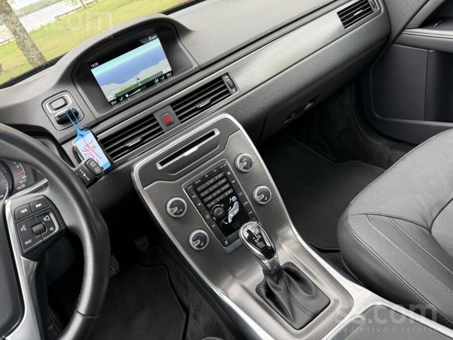 Pelēks Volvo V70 2016 Rīga, ar dzinēja tilpumu 2.00 L un nobraukumu 278 tūkst. km par 6980 €, foto 22 vietnē AUTOMOTO.COM.LV