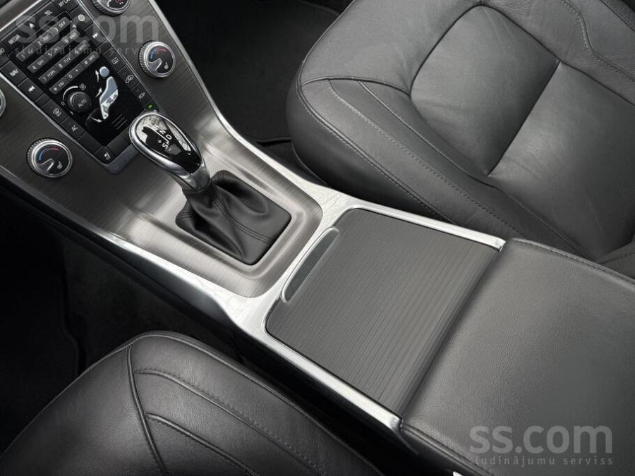 Pelēks Volvo V70 2016 Rīga, ar dzinēja tilpumu 2.00 L un nobraukumu 278 tūkst. km par 6980 €, foto 30 vietnē AUTOMOTO.COM.LV