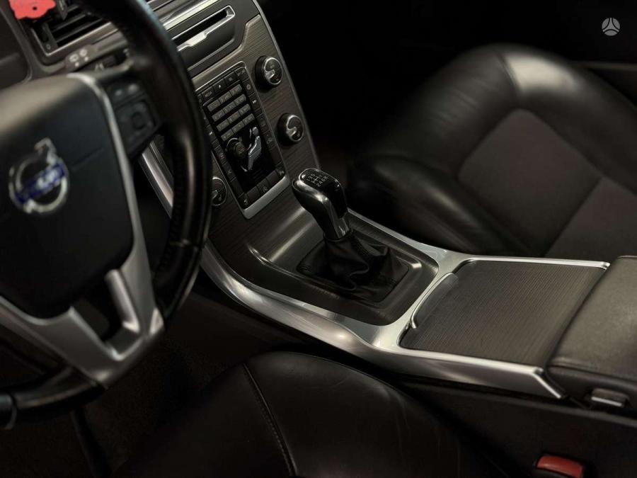 Pelēks Volvo V70 2016 Klaipėda, ar dzinēja tilpumu 1.98 L un nobraukumu 265 tūkst. km par 8750 €, foto 26 vietnē AUTOMOTO.COM.LV