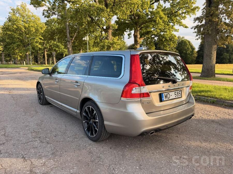 Grey Volvo V70 2016 in Valmiera, with an engine capacity of 2.00 L and mileage of 311 thousand km for 8950 €, photo 5 on AUTOMOTO.COM.LV