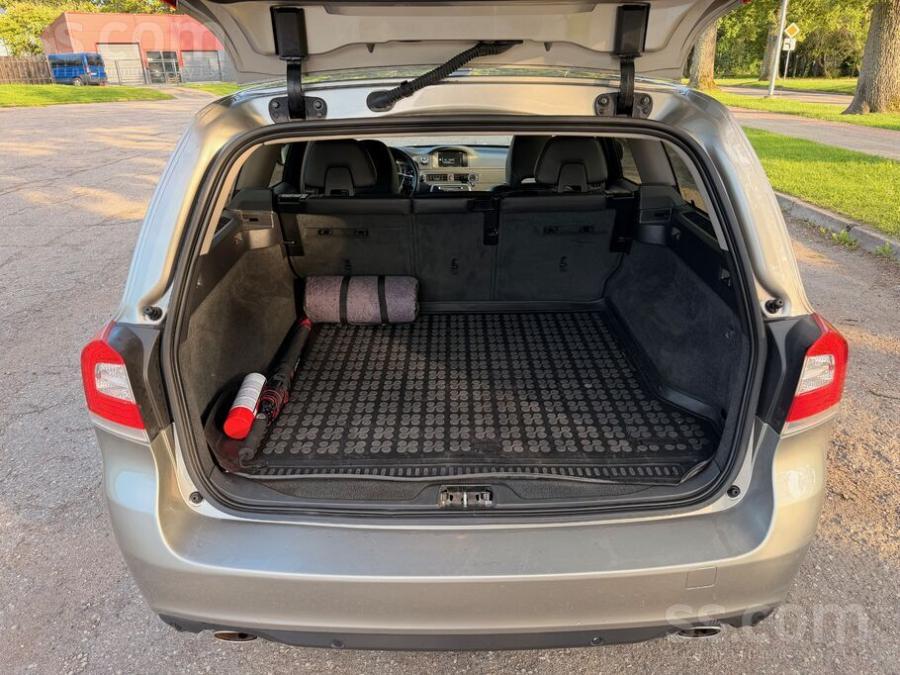 Grey Volvo V70 2016 in Valmiera, with an engine capacity of 2.00 L and mileage of 311 thousand km for 8950 €, photo 6 on AUTOMOTO.COM.LV