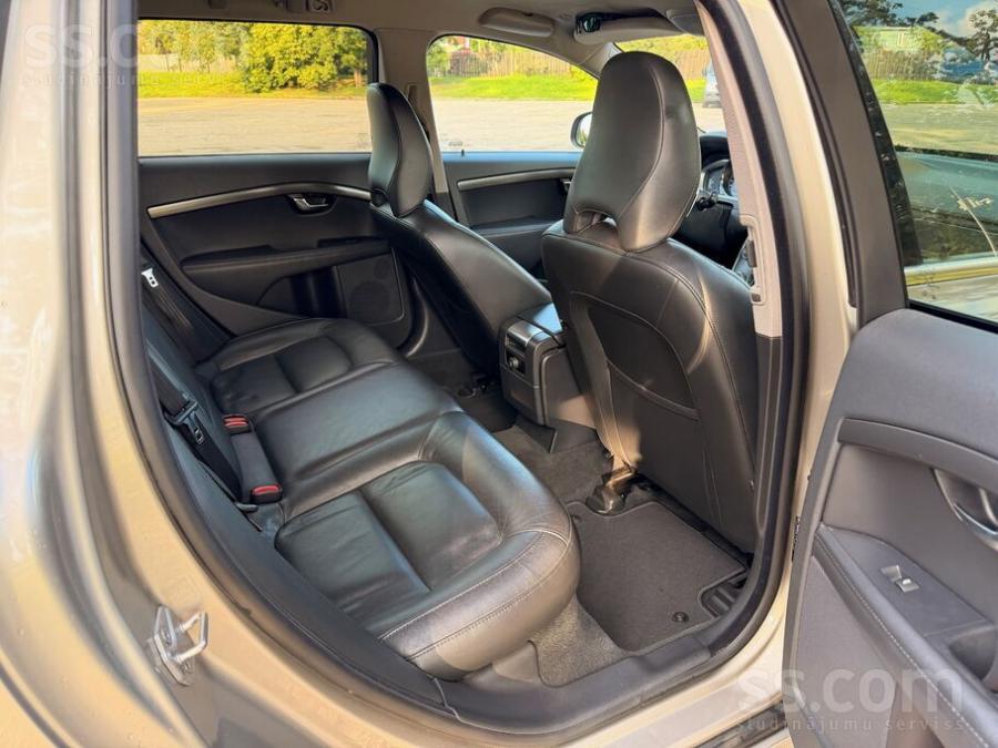 Grey Volvo V70 2016 in Valmiera, with an engine capacity of 2.00 L and mileage of 311 thousand km for 8950 €, photo 10 on AUTOMOTO.COM.LV