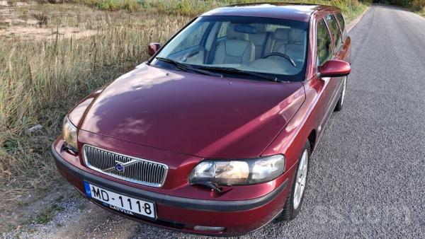 Red Volvo V70 2004 in Riga, with an engine capacity of 2.40 L and mileage of 266 thousand km for 1900 €, photo 3 on AUTOMOTO.COM.LV