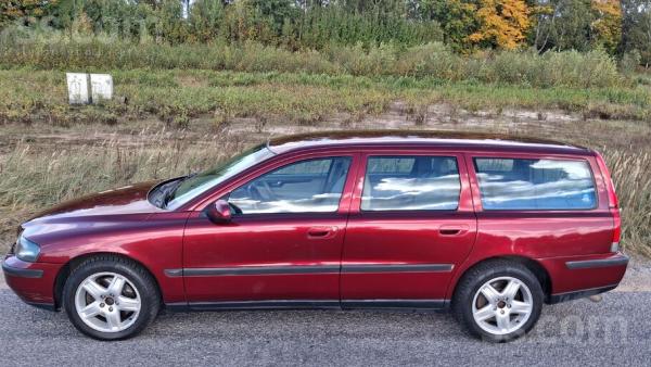 Red Volvo V70 2004 in Riga, with an engine capacity of 2.40 L and mileage of 266 thousand km for 1900 €, photo 4 on AUTOMOTO.COM.LV
