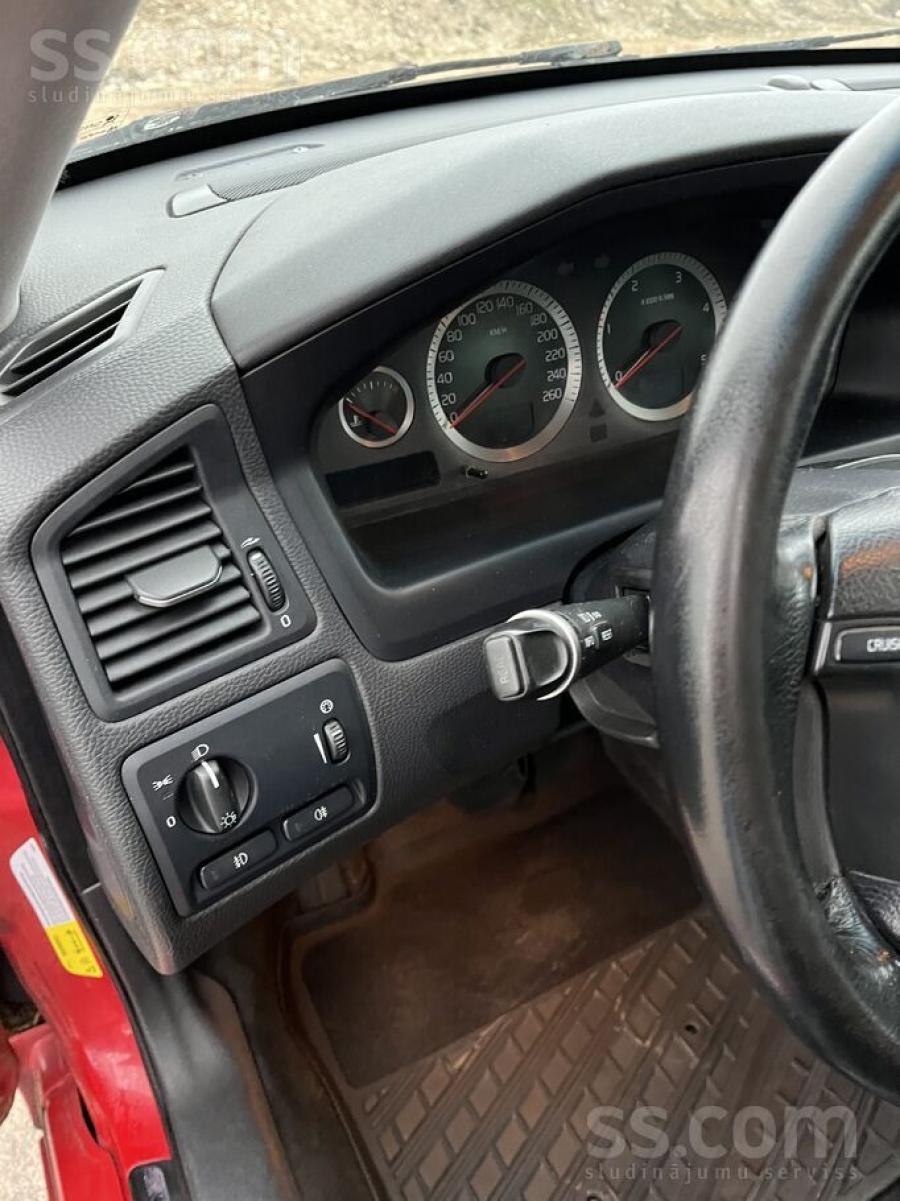 Sarkans Volvo V70 2006 Tukums, ar dzinēja tilpumu 2.40 L un nobraukumu 500 tūkst. km par 1987 €, foto 13 vietnē AUTOMOTO.COM.LV