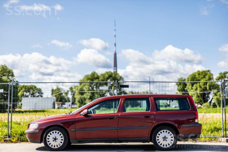 Sarkans Volvo V70 2000 Rīga, ar dzinēja tilpumu 2.40 L un nobraukumu 463 tūkst. km par 1790 €, foto 4 vietnē AUTOMOTO.COM.LV