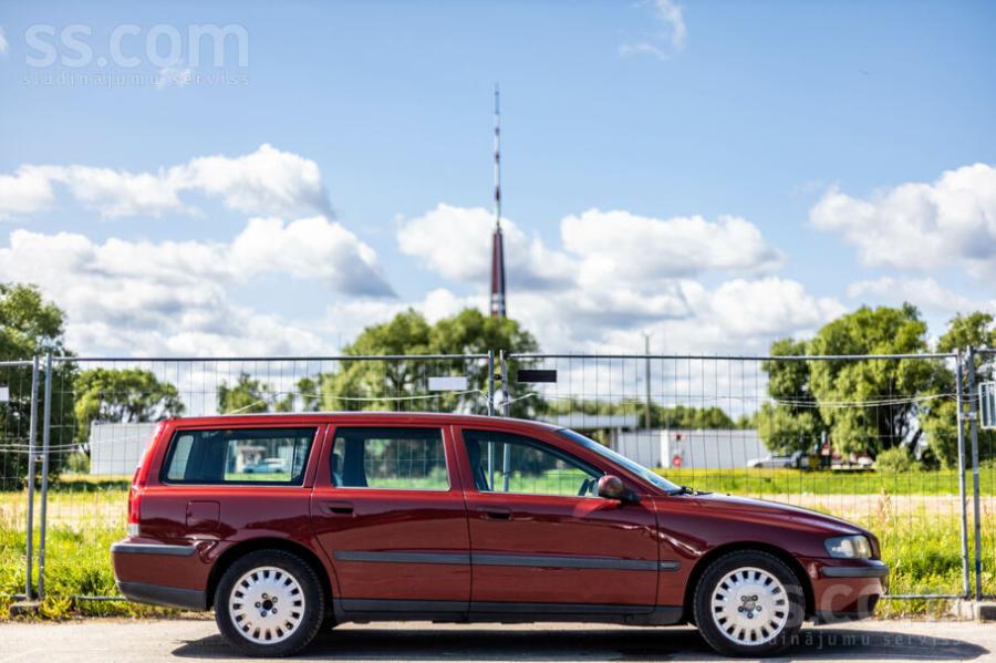 Sarkans Volvo V70 2000 Rīga, ar dzinēja tilpumu 2.40 L un nobraukumu 463 tūkst. km par 1790 €, foto 5 vietnē AUTOMOTO.COM.LV