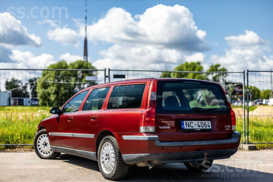 Sarkans Volvo V70 2000 Rīga, ar dzinēja tilpumu 2.40 L un nobraukumu 463 tūkst. km par 1790 €, foto 7 vietnē AUTOMOTO.COM.LV