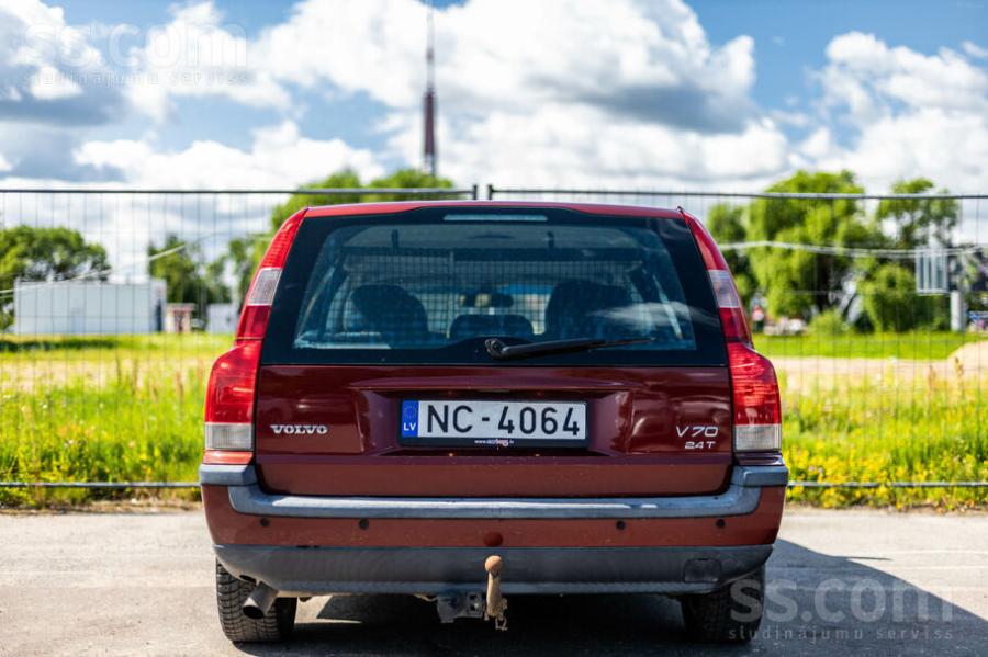 Sarkans Volvo V70 2000 Rīga, ar dzinēja tilpumu 2.40 L un nobraukumu 463 tūkst. km par 1790 €, foto 8 vietnē AUTOMOTO.COM.LV