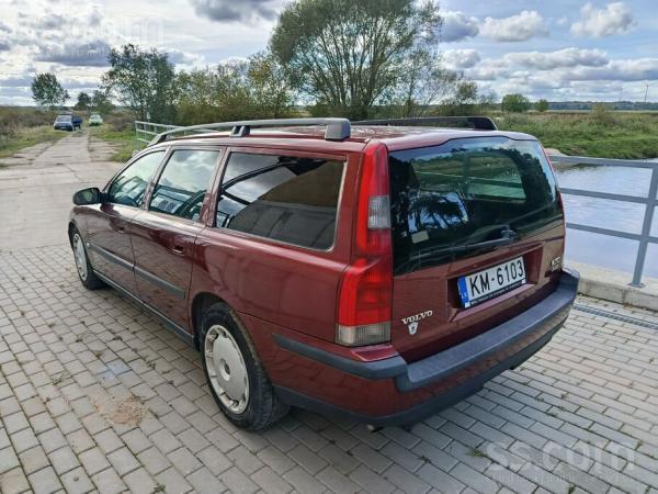 Sarkans Volvo V70 2000 Jelgava, ar dzinēja tilpumu 2.50 L un nobraukumu 425 tūkst. km par 1400 €, foto 1 vietnē AUTOMOTO.COM.LV