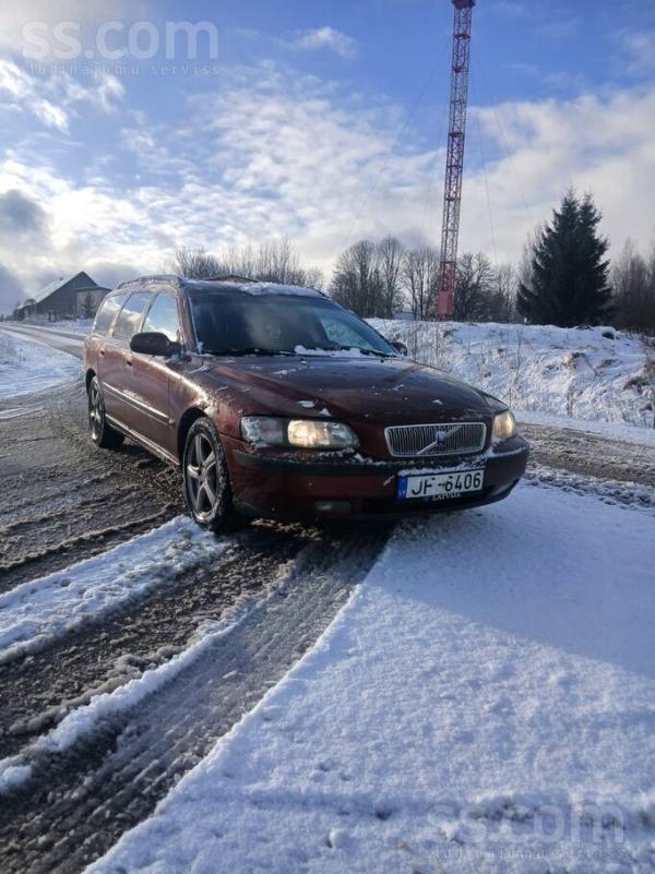 Red Volvo V70 2000 in Madona, with an engine capacity of 2.50 L and mileage of 480 thousand km for 560 €, photo 1 on AUTOMOTO.COM.LV