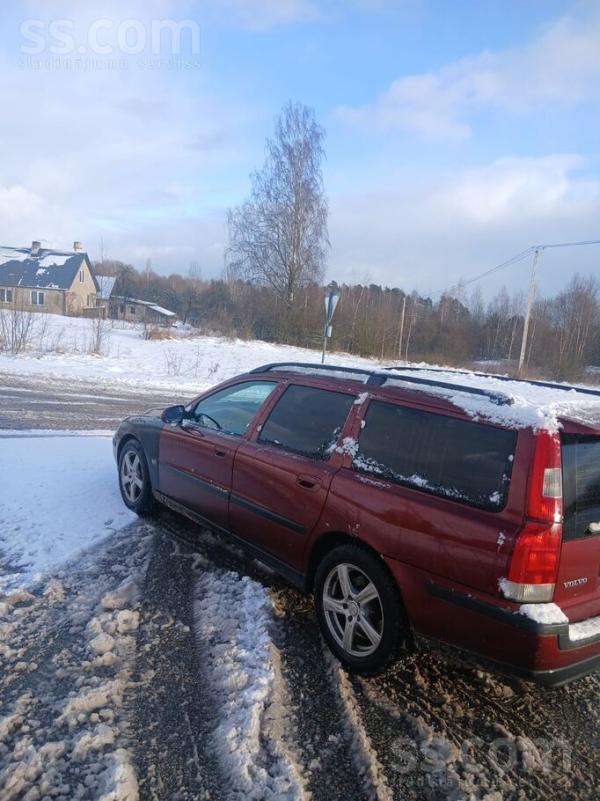 Red Volvo V70 2000 in Madona, with an engine capacity of 2.50 L and mileage of 480 thousand km for 560 €, photo 2 on AUTOMOTO.COM.LV