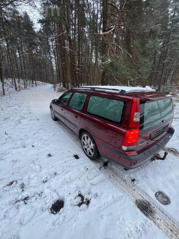 Sarkans Volvo V70 2000 Rīga, ar dzinēja tilpumu 2.30 L un nobraukumu 420 tūkst. km par 700 €, foto 1 vietnē AUTOMOTO.COM.LV