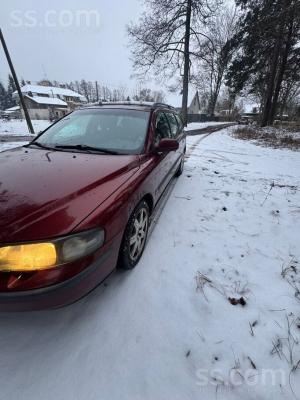 Red Volvo V70 2000 in Riga, with an engine capacity of 2.30 L and mileage of 420 thousand km for 700 €, photo 7 on AUTOMOTO.COM.LV