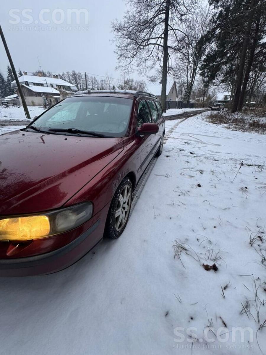 Red Volvo V70 2000 in Riga, with an engine capacity of 2.30 L and mileage of 420 thousand km for 700 €, photo 7 on AUTOMOTO.COM.LV