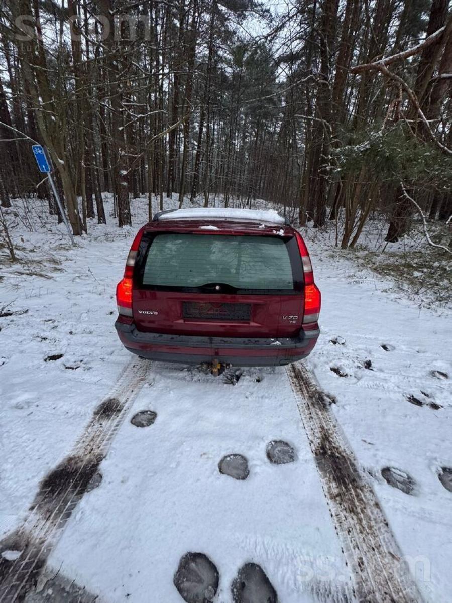 Red Volvo V70 2000 in Riga, with an engine capacity of 2.30 L and mileage of 420 thousand km for 700 €, photo 9 on AUTOMOTO.COM.LV