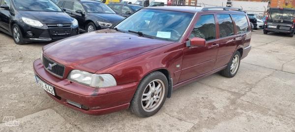 Sarkans Volvo V70 2000 Kėdainiai, ar dzinēja tilpumu 2.50 L un nobraukumu 513 tūkst. km par 999 €, foto 1 vietnē AUTOMOTO.COM.LV