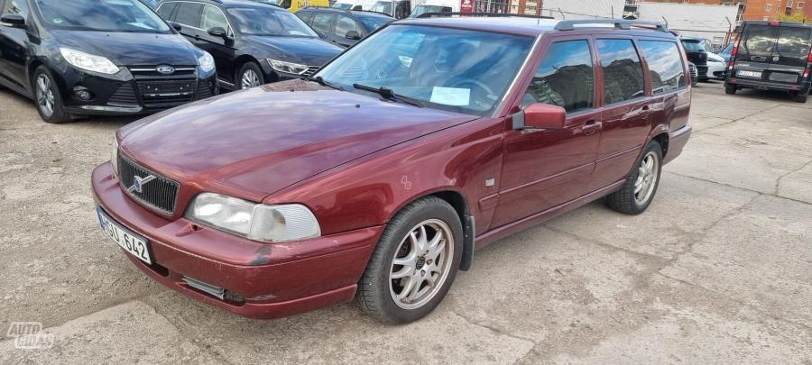 Red Volvo V70 2000 in Kedainiai, with an engine capacity of 2.50 L and mileage of 513 thousand km for 999 €, photo 1 on AUTOMOTO.COM.LV