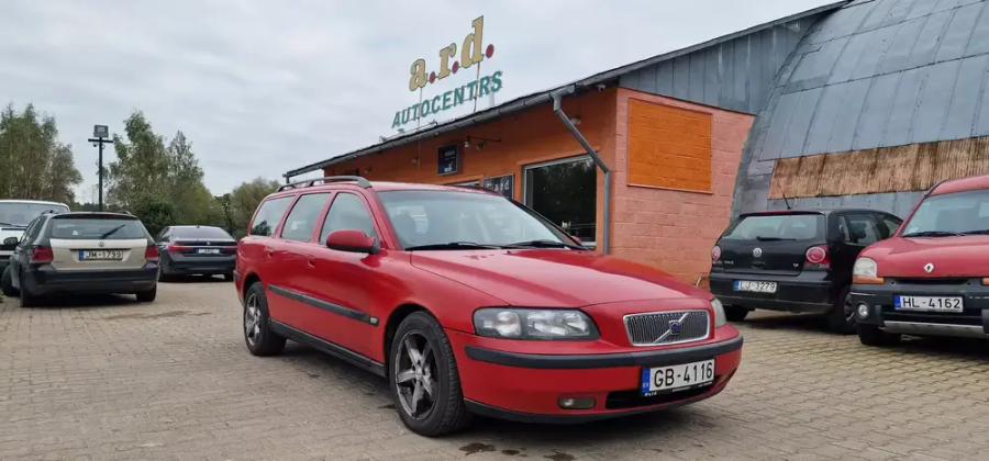 Red Volvo V70 2000 in Valmiera, with an engine capacity of 2.50 L and mileage of 668 thousand km for 1100 €, photo 1 on AUTOMOTO.COM.LV