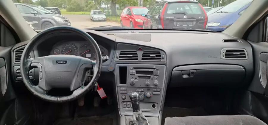 Red Volvo V70 2000 in Valmiera, with an engine capacity of 2.50 L and mileage of 668 thousand km for 1100 €, photo 8 on AUTOMOTO.COM.LV