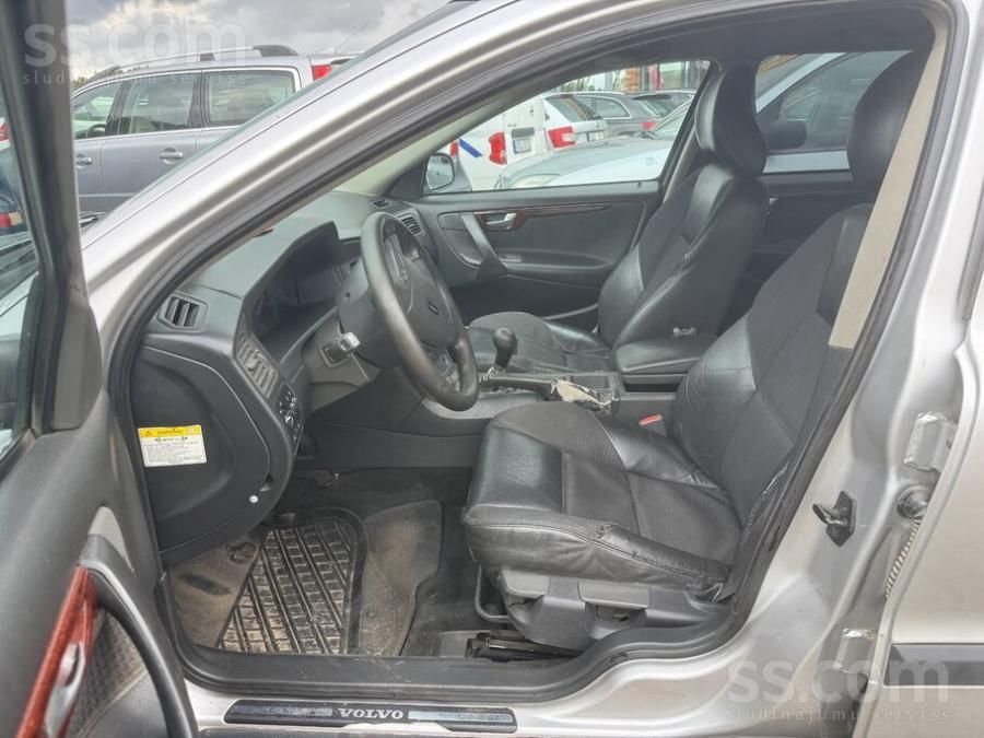 Sarkans Volvo V70 2000 Talsi, ar dzinēja tilpumu 2.50 L un nobraukumu 0 tūkst. km par 1000 €, foto 8 vietnē AUTOMOTO.COM.LV