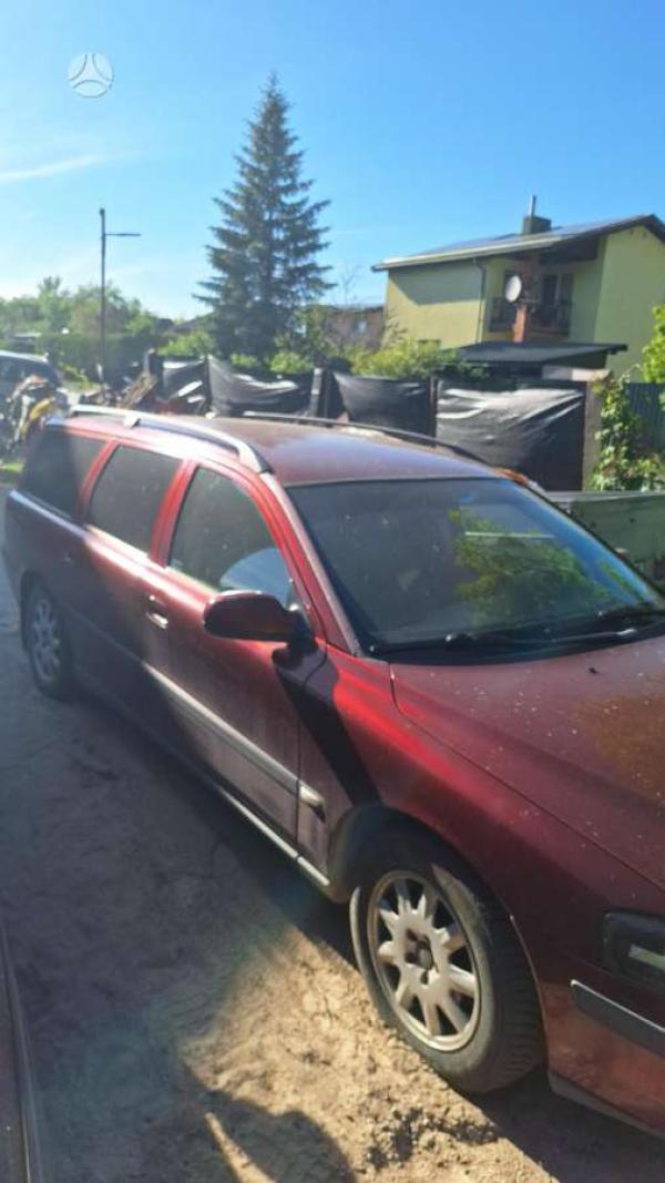 Красный Вольво В70 2001 в Каунас, объемом двигателя 2.40 л и пробегом 399 тыс. км за 800 €, фото 3 на AUTOMOTO.COM.LV