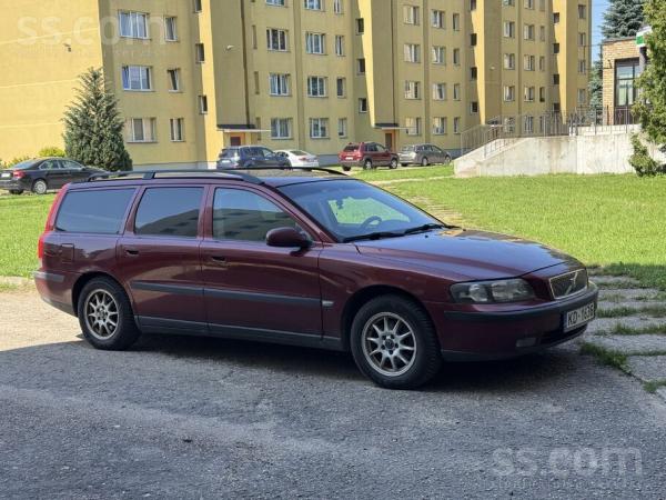 Красный Вольво В70 2001 в Рига, объемом двигателя 2.40 л и пробегом 494 тыс. км за 1700 €, фото 1 на AUTOMOTO.COM.LV