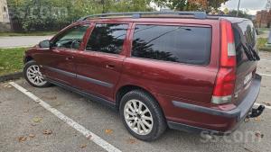 Sarkans Volvo V70 2001 Daugavpils, ar dzinēja tilpumu 2.50 L un nobraukumu 350 tūkst. km par 1500 €, foto  vietnē AUTOMOTO.COM.LV