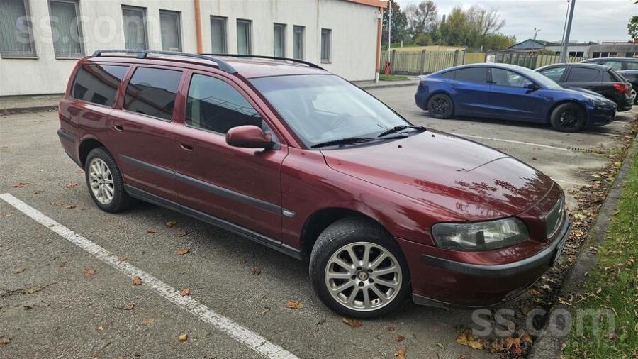Sarkans Volvo V70 2001 Daugavpils, ar dzinēja tilpumu 2.50 L un nobraukumu 350 tūkst. km par 1500 €, foto 4 vietnē AUTOMOTO.COM.LV