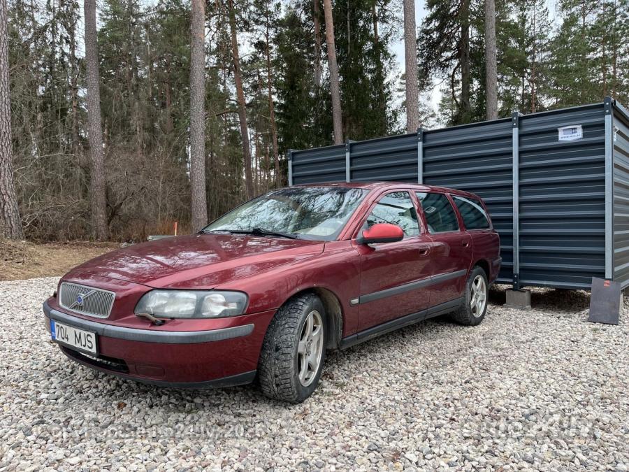 Red Volvo V70 2002 in Tallinn, with an engine capacity of 2.40 L and mileage of 370 thousand km for 1900 €, photo 1 on AUTOMOTO.COM.LV