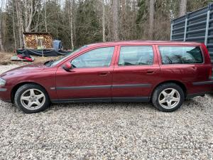 Red Volvo V70 2002 in Tallinn, with an engine capacity of 2.40 L and mileage of 370 thousand km for 1900 €, photo 3 on AUTOMOTO.COM.LV