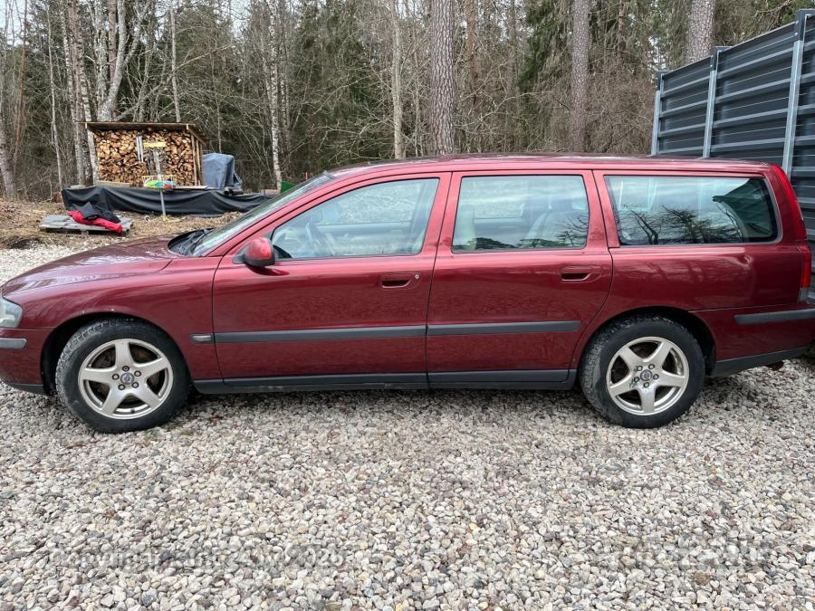 Red Volvo V70 2002 in Tallinn, with an engine capacity of 2.40 L and mileage of 370 thousand km for 1900 €, photo 3 on AUTOMOTO.COM.LV